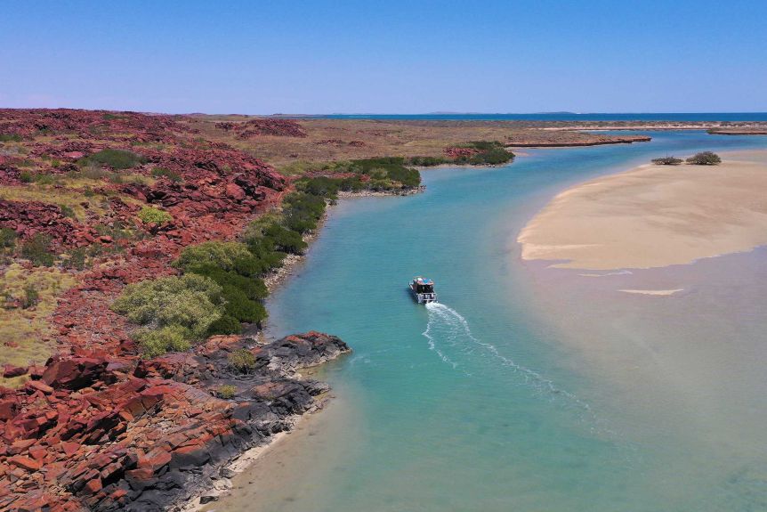 Archaeologists look below the ocean surface in Dampier Archipelago for ...